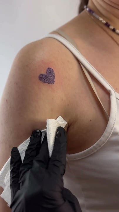 Маленькая тату на ключице для девушки сердце Красивая мини татуировка от мастера Mini Cat