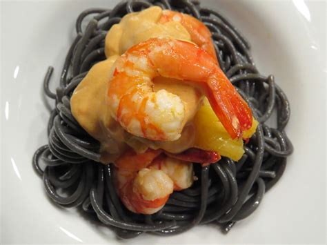 Massa Preta Com Gambas E Ananás