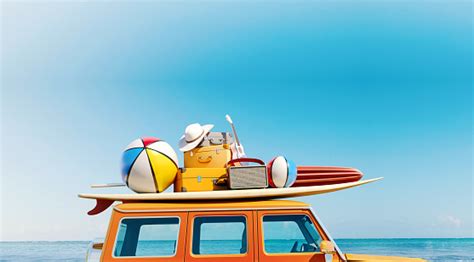 지붕에 수하물 수하물 및 해변 장비가있는 대형 복고풍 자동차 Suv 완전히 포장된 여름 휴가를위한 준비 가족 및 친구와함께하는