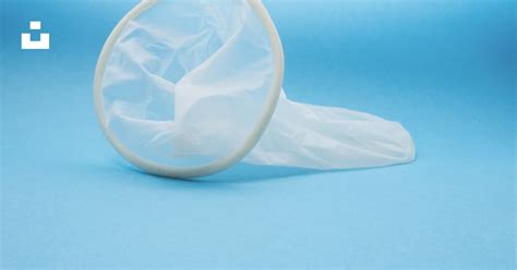 파란색 배경에 흰색 콘돔 사진 Unsplash의 무료 파랑 이미지