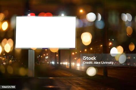 광고 판 광고에 대 한 이랑 광고 기호 밤 도시에 빛나는입니다 도 가장자리에 큰 광고 판입니다 새 해의 전경 계획에 빛나는
