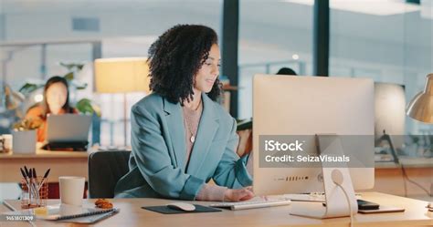 비즈니스 흑인 여성 컴퓨터 및 사무실 책상은 디지털 마케팅 대행사에서 타이핑 쓰기 또는 연구 카피 라이팅 전략을 연구합니다 편집자 디자인 및 회사 여성 회사 웹 사이트의