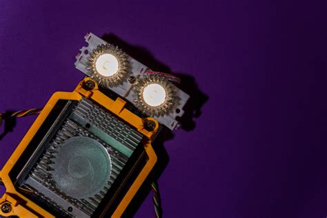 손으로 만든 로봇은 Arduino 플랫폼에 평평하게 놓여 있습니다 Diy Ai Steam보라색 어두운 배경 어린이와 청소년 로봇