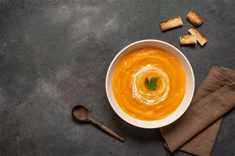 어두운 배경에 크루통이 있는 그릇에 담긴 호박 크림 수프 겨울과 가을을 따뜻하게 하는 수프 비건 및 채식 수프 평면도 가을에 대한 스톡 사진 및 기타 이미지 Istock