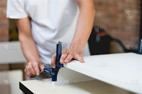 木匠把夹子夹在家具上