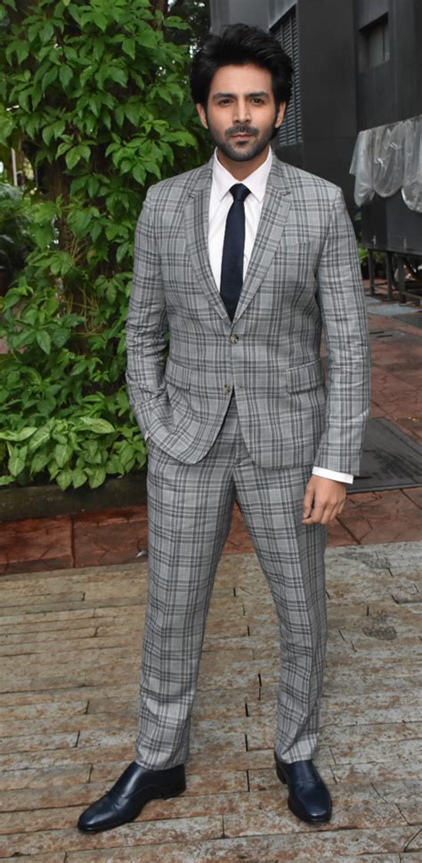 Kartik Aaryan Suits Up In Style For A Talk Show His Fans Call Him