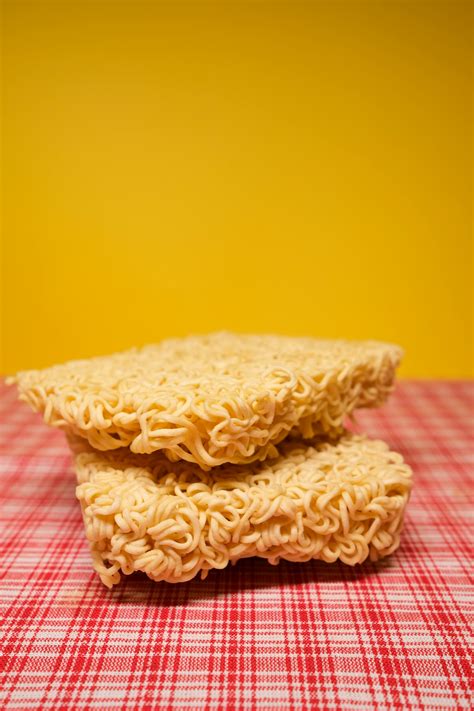 Flavorful 가정 요리 간단한 식사 국수 국수 벽돌 국수 블록 기본 성분 노란색 노란색 배경 누들 더미