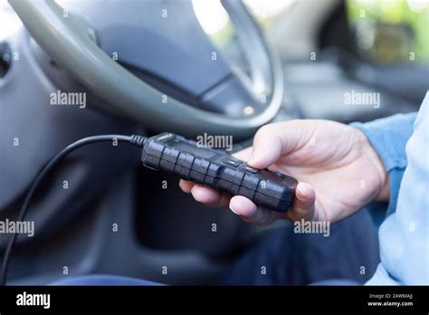 Auto Mechanic Using Car Diagnostic Scan Tool Stock Photo Alamy