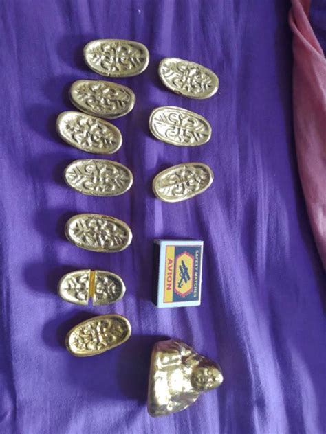 Эртний эдлэл гэх хуурамч эд зүйлс зарж байсан бүлэглэлийг илрүүлжээ