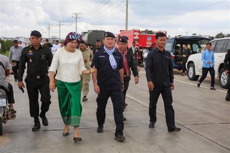 ឧត្តមសេនីយ៍ឯក រ័ត្ន ស្រ៊ាង នាំយកសម្ភារចាំបាច់ បំពេញតម្រូវការ គ្រួសាររងគ្រោះព្រោះទឹកជំនន់