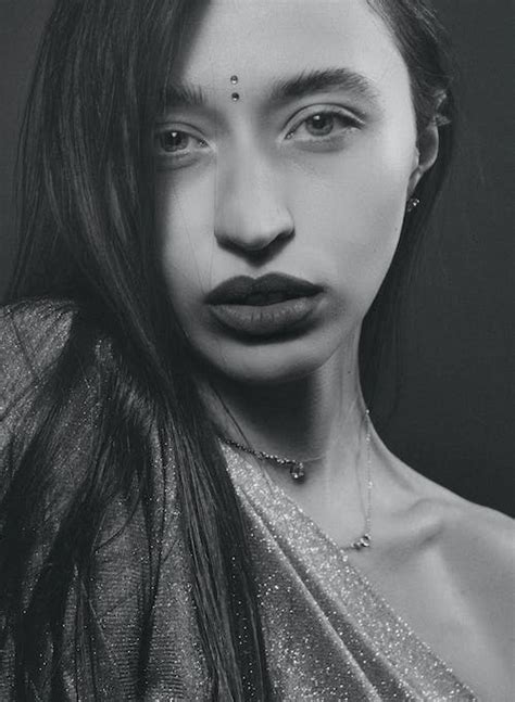 겨드랑이 머리 블랙 앤 화이트 수직 쐈어 얼굴 여성 팔에 관한 무료 스톡 사진