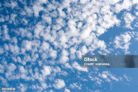 하늘 배경입니다 출판 디자인 포스터 달력 게시물 화면 보호기 벽지 엽서 배너 표지 웹 사이트에 대 한 흰 구름과 푸른 하늘 고품질 사진 0명에 대한 스톡 사진 및 기타