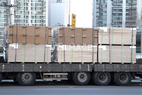 화물을 실은 화물차 화물차 Onepro 사진 화물차 화물 적재 합판 바퀴 길거리 정차 아파트 포장 끈 적재함 바 트럭 아파트단지 베란다 창문