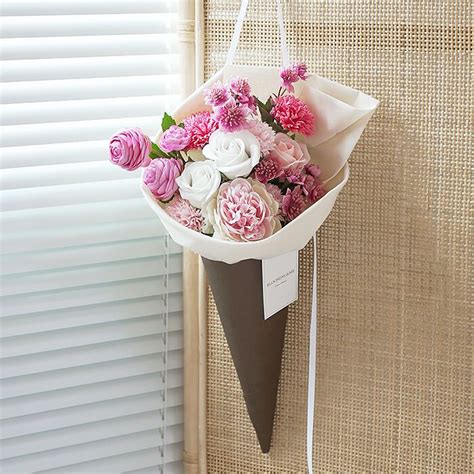 카네이션 린넨 패브릭 콘 꽃다발 감도 깊은 취향 셀렉트샵 29cm