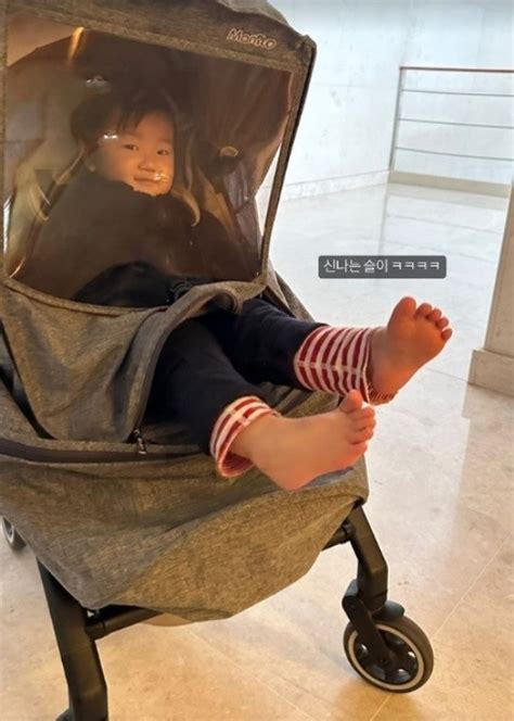 女優ハン・ジヘ、裸足でも元気な愛娘ユンスルちゃんの近況公開 K Pop、韓国エンタメニュース、取材レポートならコレポ！