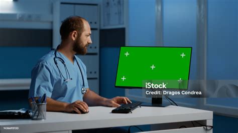 책상에 앉아 녹색 화면이 있는 컴퓨터에 환자 질병 보고서를 입력하는 의료 보조원 간호사에 대한 스톡 사진 및 기타 이미지 간호사 건강관리와 의술 공란 Istock