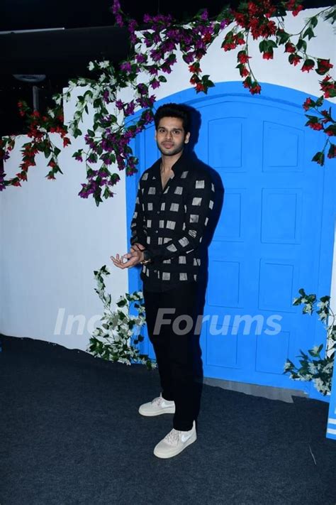 Abhimanyu Dassani And Dhvani Bhanushali Snapped Promoting The Song