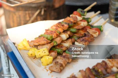 바베 큐와 구운 돼지고기와 야채 슬라이스 파파야 피망 양파 태국 길거리 음식 건강한 식생활에 대한 스톡 사진 및 기타 이미지 건강한 식생활 고기 굽기 Istock