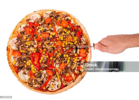 피자 커터를 가진 남자의 손은 흰색 배경 상단 보기에 고립 된 피자를 잘라 버섯 옥수수 체리 토마토 쿠르제트 피망 또는 채소 채식 피자를 곁들인 이탈리아 피자 인간 손에