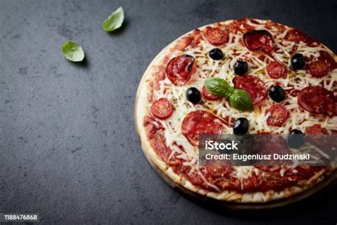 초리조 모짜렐라 치즈 체리 토마토 블랙 올리브 오레가노를 곁들인 피자 집에서 만든 음식입니다 맛있고 풍성한 식사를 위한 컨셉 다트 돌 배경입니다 닫아 공간을 복사합니다 0