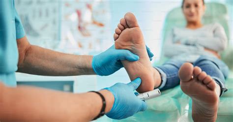 의료 의자에 여자의 초상화를 닫는 동안 페디큐어는 뷰티 센터에서 발에 필링을 하는 특수 장치를 가진 페디큐어 손 사진 Unsplash의 사람의 이미지