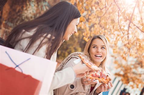 피자를 먹는 친구 가게핀 후 피자를 먹는 두 명의 젊은 여성 2명에 대한 스톡 사진 및 기타 이미지 2명 가방 가을 Istock