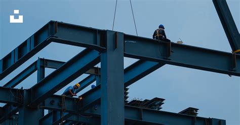 건설 노동자들은 크레인으로 철골 구조물을 만듭니다 사진 Unsplash의 무료 사람의 이미지