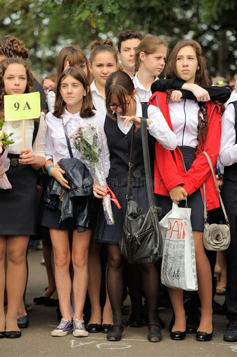 奥勒尔号，俄罗斯 2015年9月1日：校服的学校女孩 编辑类照片 图片 包括有 微笑 统一 58852821