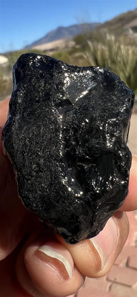 Obsidian With The Signature Conchoidal Fracture R Rocks