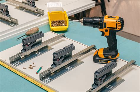 마분지 무선 스크루 드라이버를 사용 하 여에서 가구를 조립 Diy에 대한 스톡 사진 및 기타 이미지 Diy 가구 건설 산업 Istock