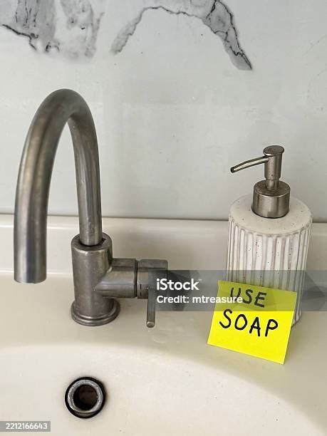욕실 세면대의 포스트잇 이미지 비누 사용 메시지 알림 일상 위생 루틴 다채로운 스티키 손 씻기 0명에 대한 스톡 사진 및 기타 이미지 Istock