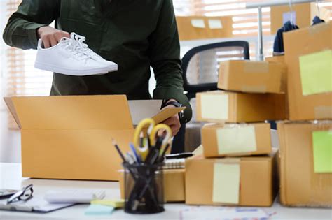 고객에게 배달하기 위해 골판지 상자에 제품을 포장하는 중소 기업 소유자를 자른 샷 30 34세에 대한 스톡 사진 및 기타 이미지 30 34세 고객 기업가 Istock