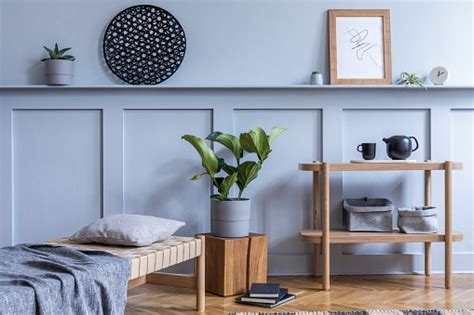 디자인 나무 콘솔 긴 의자 라운지 베개 격자 무늬 책 식물 아름다운 사진 프레임 장식 및 세련된 가정 장식우아한 개인 액세서리와 거실의 현대적인 인테리어 스칸디나비아 반도에