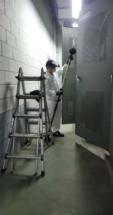 변전실 특수청소를 요청드렸습니다 짧은 시간 내에 작업을 마쳐야 했는데 변전실 박스 위에도 올라가 꼼꼼하게 청소해주셨어요