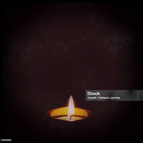 애도 카드입니다 현충일 애도 기념 장례 평화 터 개념입니다 검은색에 오렌지 노란색 불꽃 가진 수평 한 조 경 4 레코딩 해 초를