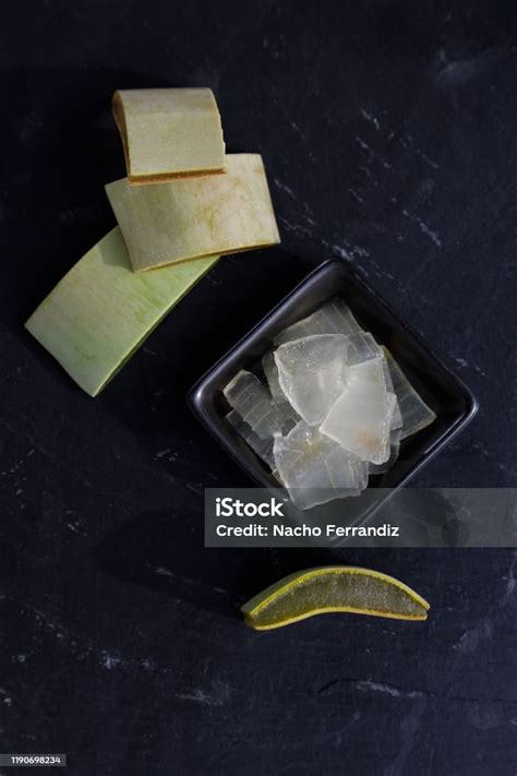 검은 세라믹 접시에 껍질을 벗긴 알로에 베라 조각과 여러 조각의 식물이 나란히 놓인 0명에 대한 스톡 사진 및 기타 이미지 0명 건강관리와 의술 건강한 생활방식