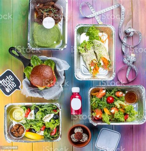 색깔의 나무 배경에 용기에 다이어트 요리세트 테이크 아웃 식이 요법과 건강한 음식 0명에 대한 스톡 사진 및 기타 이미지 0명 개체 그룹 건강한 생활방식 Istock