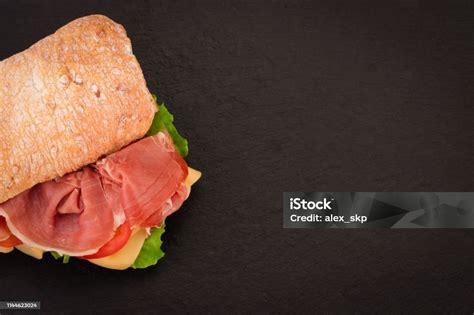 Ciabatta 샌드위치 양상추 프로 슈 토와 치즈 돌 배경 위에 복사 공간이 있는 평면도 고기에 대한 스톡 사진 및 기타 이미지 Istock