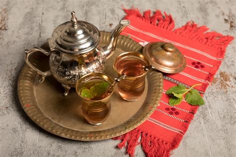 Арабский чай в очках с чайником на красной ткани | Бесплатно Фото