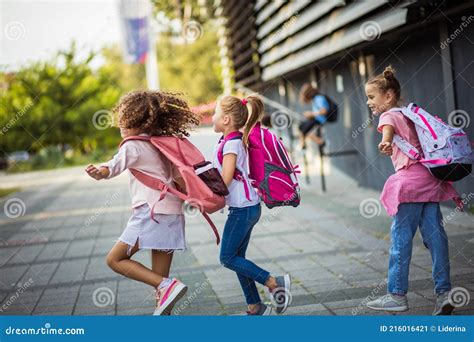 дети с рюкзаками бегут в школу Стоковое Изображение изображение насчитывающей друзья немного