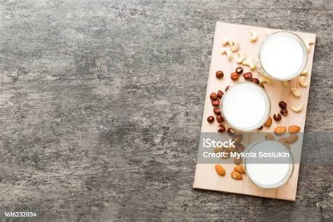 다양한 비건 우유 아몬드 캐슈를 테이블 배경에 놓거나 모은다 비건 식물성 우유와 재료 평면도 0명에 대한 스톡 사진 및 기타 이미지 Istock