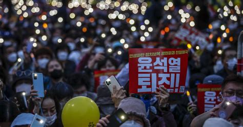 촛불 든 참가자들