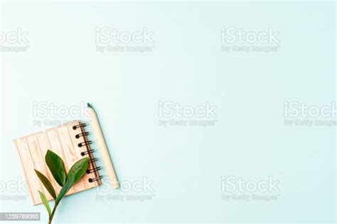 연필과 노트북이 있는 학교 배너로 돌아갑니다 사무실 용품 및 문구 텍스트 공간이 있는 민트 빈 배경 제로 폐기물 친환경 컨셉 0에 대한 스톡 사진 및 기타 이미지 Istock