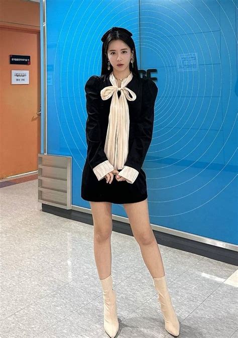패션엔 ‘트롯챔피언 은가은 인형 미모 폭발 왕리본 타이의 블랙 요정