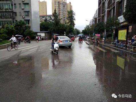 环卫将路面清扫洒水降尘冲洗街道工作常态化