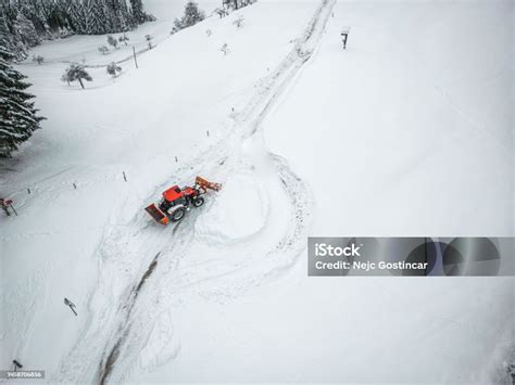 눈 눈보라 속에서 시골 길의 눈을 쟁기질하는 빨간 트랙터 눈의 상위 뷰 제설기 제설 자동차에 대한 스톡 사진 및 기타 이미지 제설기 제설 자동차 바로 위 하이 앵글