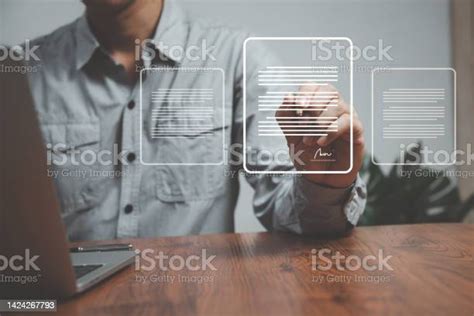 디지털 문서 전자 서명 스마트 계약 온라인 전자 관리 개념 가상현실에 대한 스톡 사진 및 기타 이미지 가상현실 경영자 계약서 Istock