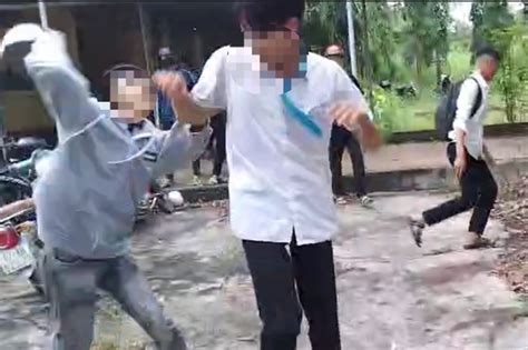 Nam sinh lớp 11 nhập viện vì bị bạn phang mũ bảo hiểm vào đầu Báo Dân trí