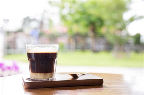 응축 된 우유와 커피 투명 유리에 응축 된 우유와 커피 유리 컵에 응축 된 우유와 베트남 커피 베트남 커피 의 전통적인 방법 연유에 대한 스톡 사진 및 기타 이미지 Istock