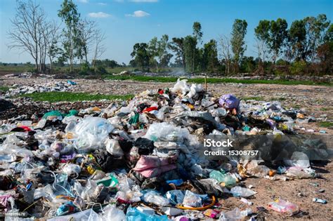 작은 마을의 쓰레기 오염을 소각하고 잘못 폐기한 오염의 원천및 질병을 확산시켰다 쓰레기로 인한 쓰레기 를 공기 속으로 태우는 연기 Centers For Disease